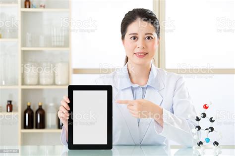 미래를 위해 연구하는 빈 메모장을 보여주는 아시아 여성 화학자 Dna에 대한 스톡 사진 및 기타 이미지 Dna Stem 주제 건강관리와 의술 Istock