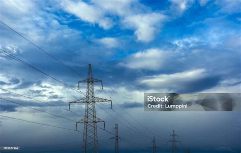 폭풍 구름에서 고전압 전력선 전기 분배 스테이션 고전압 전기 전송 타워 0명에 대한 스톡 사진 및 기타 이미지 0명 강철 공학 Istock
