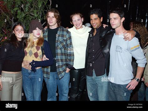 The Cast Of Roswell Shiri Appleby Majandra Delfino Brendan Fehr
