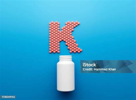 3d 빈 흰색 알약 병 K 텍스트 만든 둥근 비타민 K 정제 3d 일러스트 레이 션 알약에 대한 스톡 사진 및 기타 이미지