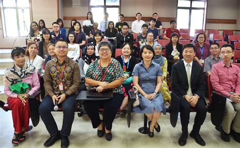 Dr Zhang Front Row Second From Right With The Participants