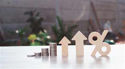 동전 돈 스택 백분율 모델 및 성공을 위한 상향 화살표 개념 인플레이션 개념을 수정하기 위해 연준 금리를 인상 또는 인하하는 방법 시스템 인플레이션 디플레이션 저축 0명에