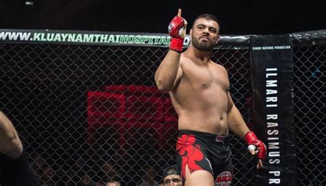 امیرعلی اکبری پیروز نبرد خونین