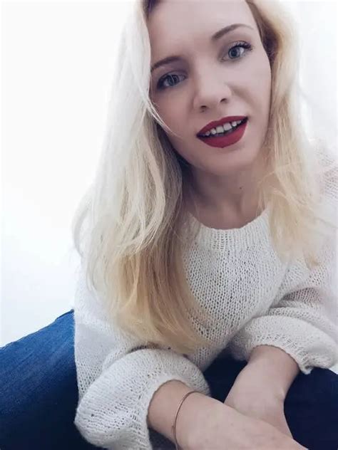 Does Red Suit Me Scrolller