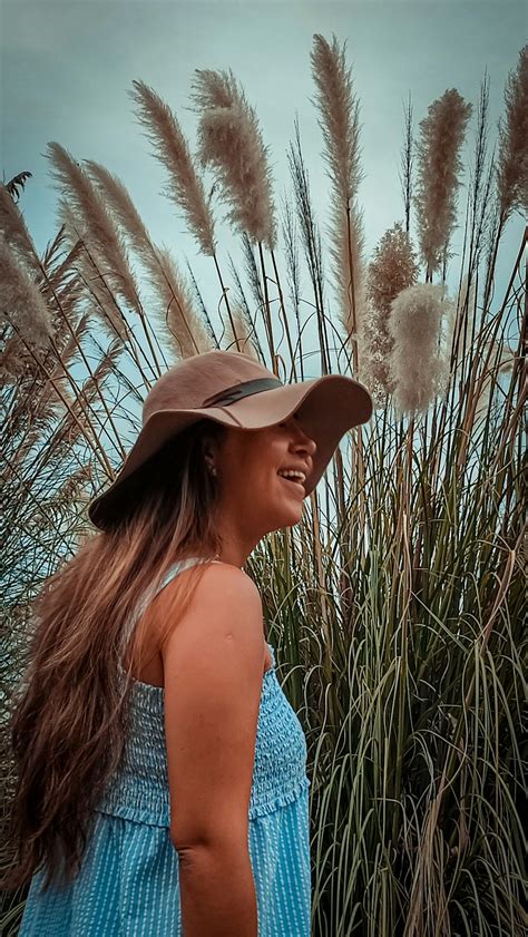 키 큰 풀 앞에 서 있는 모자를 쓴 여자 사진 Unsplash의 무료 산 미겔 데 아옌데 이미지