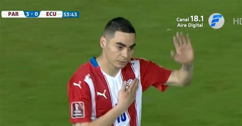 미구엘 알미론과 파라과이 Vs 에콰도르에서 알비 로자에 찬성하여 3 0을 넣으려는 그의 훌륭한 목표 Infobae