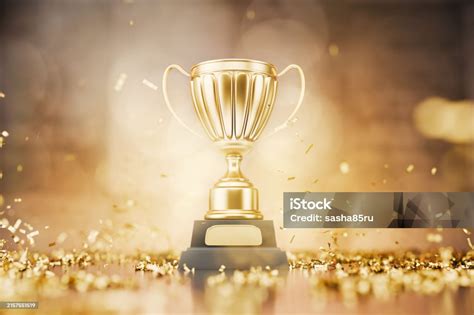 승자의 반짝이는 금잔은 경쟁에서의 승리와 성공을 상징합니다 대회에서의 승리와 성공을 상징하는 위너스 컵 1등상 비즈니스 승리에 대한 트로피 1위에 대한 스톡 사진 및 기타