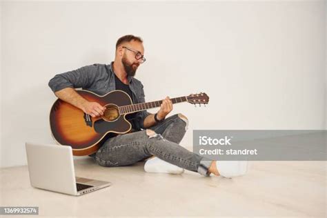 노트북 캐주얼 한 옷을 입고 어쿠스틱 기타를 가진 남자는 실내에 있습니다 35 39세에 대한 스톡 사진 및 기타 이미지 35