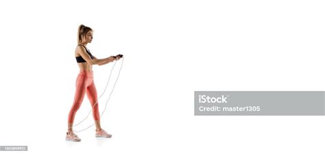 젊은 백인 여성 모델 행동 흰색 배경에 고립 된 운동 스포츠 운동 에너지 및 역동적이고 건강한 라이프 스타일의 개념 훈련 연습