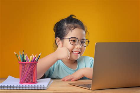 집에서 온라인 화상 통화 줌 교사와 온라인 학습 클래스를 공부하는 행복한 어린 아시아 소녀 E러닝 또는 홈 스쿨링 교육 개념 신규 표준 코비드19 코로나바이러스 사회적 거리