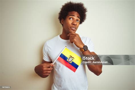고립 된 흰색 배경 심각한 얼굴 에 서 콜롬비아 국기를 들고 아프로 미국 남자 질문에 대 한 생각 매우 혼란 스러운 아이디어
