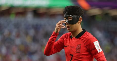 보호대 고쳐쓰는 손흥민