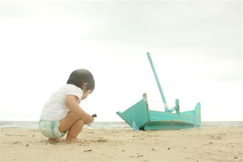 베이비 복용분 주행연수 게임하기 플라주 바다빛 완구류 배죠 Fraternity에 대한 스톡 사진 및 기타 이미지 Fraternity 가족 고무 보트 Istock