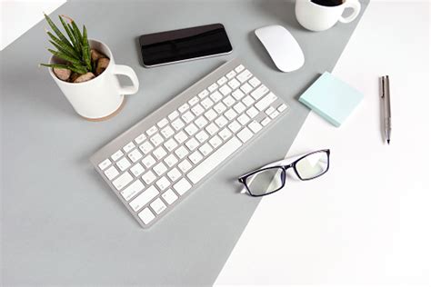 키보드 노트북 디지털 태블릿 휴대 전화 연필 사무실 테이블의 평면 위치 사진 현대 2 톤 바탕에 안경 데스크톱 오피스 이랑 개념입니다 개념에 대한 스톡 사진 및 기타 이미지