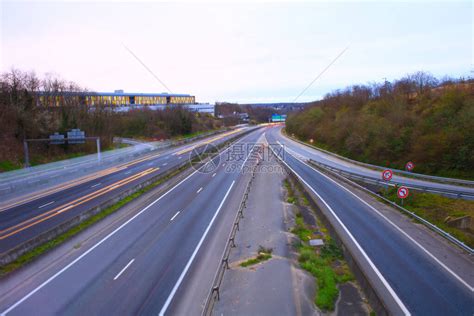 在快车道上行驶的汽车和卡车旋转高速公路上的车辆在光绘中以长时间曝光模高清图片下载 正版图片503810691 摄图网