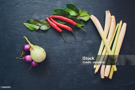 인기 있는 태국 수프 톰 얌 쿵에 대 한 성분 라임 레드 칠리 체리 토마토 레몬그라스 Galangal 카피 르 라임 블랙 보드에 잎 플랫이 하다 위에서 볼 수 있습니다 0