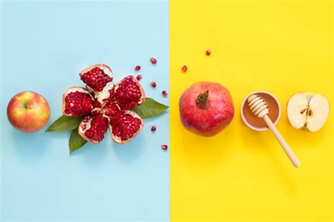 카피 스페이스가 있는 컨셉 로쉬 하샤나 엽서 파란색과 노란색 배경에 사과 석류와 꿀 유대교 신년제에 대한 스톡 사진 및 기타