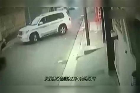 男子正开车门，突然吓得连车都不要，撒腿就跑，还上墙，监控拍下搞笑一幕连车监控车门