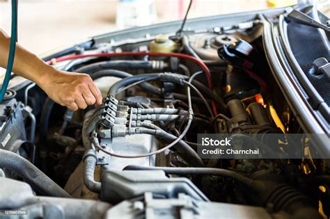 한 남자가 깨진 차를 확인하고 보닛을 엽니다 자동차가 고장나고 사고 엔진에 대한 스톡 사진 및 기타 이미지 엔진 차 갈색 머리 Istock
