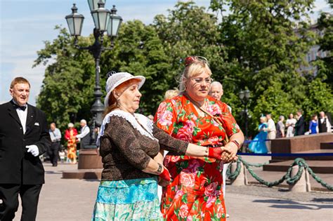 한 노인들이 광장에서 춤을 추고 있다 남성과 나이의 여성은 인생을 즐길 수 있습니다 2명에 대한 스톡 사진 및 기타 이미지 2명 나이 남자 Istock