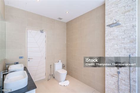 호화 스러운 아름 다운 실내 진짜 목욕탕은 분 지 집 또는 가정 건물에 있는 화장실 그릇을 특징으로 합니다 0명에 대한 스톡