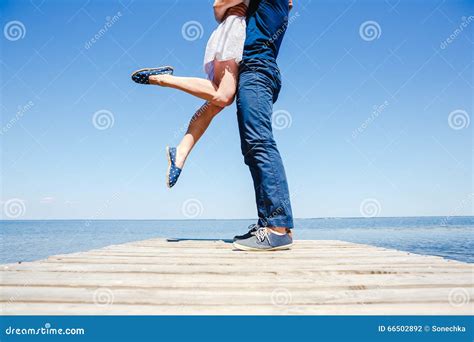 Het Jonge Paar Kussen Op Het Strand Stock Foto Image Of Vreugde Toevallig