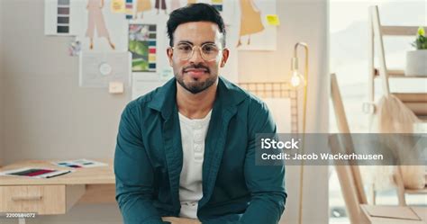 창조적이고 초상화 및 생산을 위한 직물 작업장에 있는 유행 디자이너 남자와 가진 소기업 옷 안경 및 벽은 제조 공정을 위해 사무실의 책상에서 자신감 넘치는 스타일 디렉터와