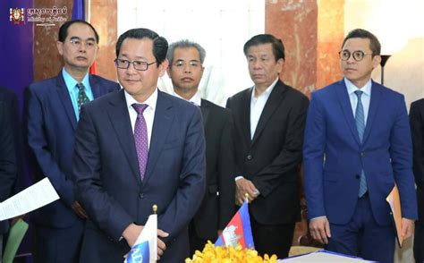 លោក កើត រិទ្ធ