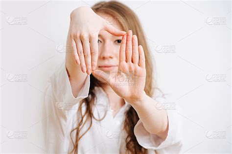 女孩向前伸开双臂，用手做着框架