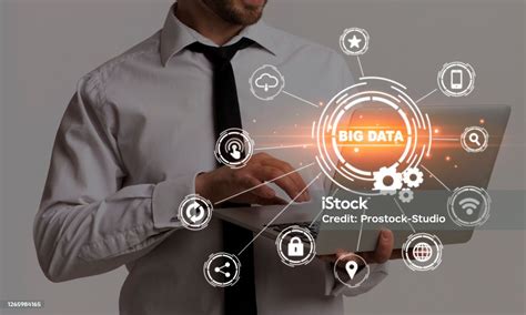 랩톱에서 일하는 사업가와 콜라주 가상 화면에서 빅 데이터 및 사이버 아이콘단어 가상현실에 대한 스톡 사진 및 기타 이미지