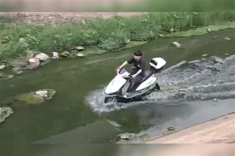 农村大哥脑子被驴踢了，居然骑电动车小河里走，要是连电就遭殃了
