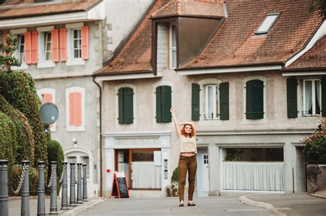 야외 포즈 카 키 컬러 청바지와 스트라이프 탑을 입고 젊은 여자 거리에 대한 스톡 사진 및 기타 이미지 거리 귀여운 규모 Istock