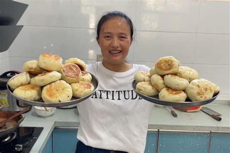 地里韭菜出苔了媳妇割一袋子做水煎包儿子一个接一个吃着真香 凤凰网视频 凤凰网