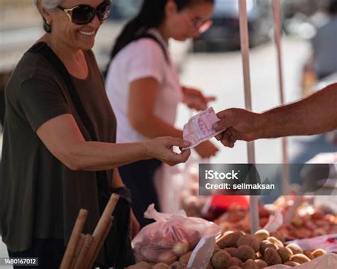 파머스 마켓에서 쇼핑하는 노인 여성과 성인 친구의 사진 건강한 생활방식에 대한 스톡 사진 및 기타 이미지 건강한 생활방식 2명 40 44세 Istock