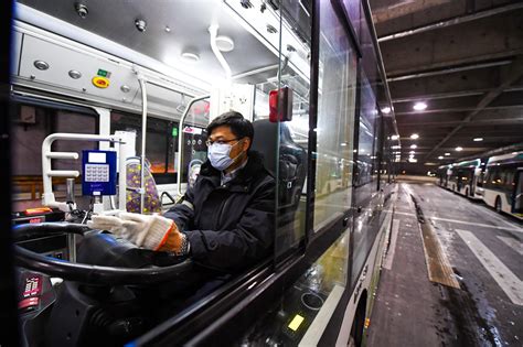 视频 夜宵公交司机守候夜归人提供叫醒服务