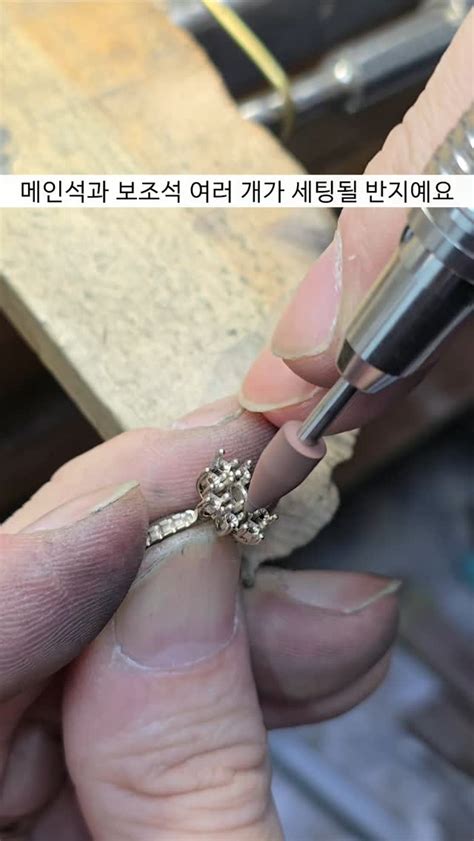 Dosik 도시크 Florentine Fine Jewelry 스크롤반지에 인그레이빙을 했어요 잎과 줄기를 단순화한 덩굴무늬를 새겼어요 패턴이 굉장히 다양한데