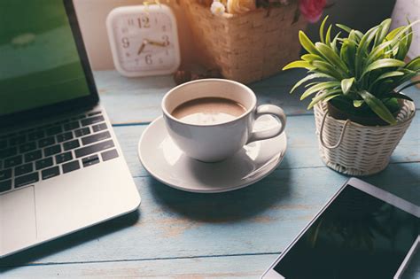 작업 공간에서 집의 최고 볼 수 있습니다 컵의 커피 데스크톱 노트북 달력 2019 스마트 전화 시계와 푸른 나무 책상에 나무의 냄비와 함께 사무실 Businees 책상 도시