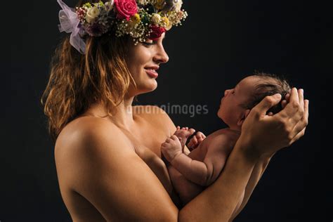 Naked woman cradling babyの写真素材 FYI03562840 ストックフォトの Qlean Market