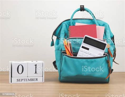 9월 1일 학용품과 나무 달력이 있는 녹색 배낭과 복사 공간이 있는 흰색 배경의 전면 보기 0명에 대한 스톡 사진 및 기타 이미지 Istock