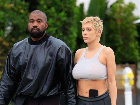 Жена Канье Уэста снялась в скотче вместо одежды Стиль Ценности