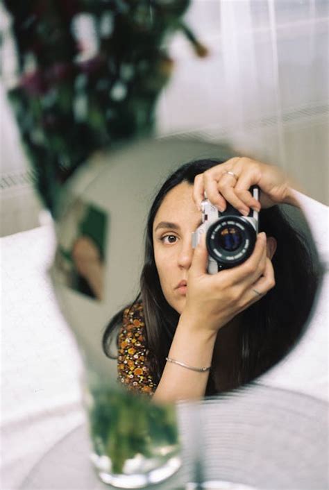 거울에 비친 카메라로 사진을 찍는 여성의 모습 · 무료 스톡 사진