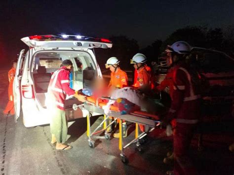 ရန်ကုန် မန္တလေးအမြန်လမ်းတွင် Light Truck ယာဉ်က Express ယာဉ်အား ဝင