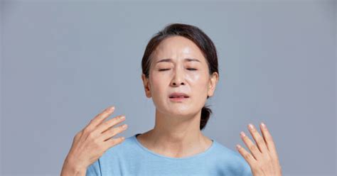 폐경기 식은땀 많이 흘리는 女 이 질환 위험 3배 높다고