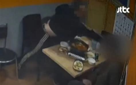 서로 밥값 내겠다고 실랑이 하던 중 갑자기 퍽퍽 후배 무차별 폭행
