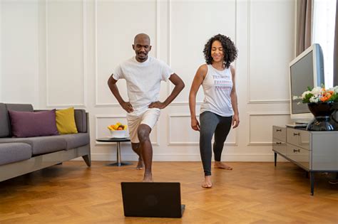 노트북에서 요가 비디오를 보는 아프리카 계 미국인 커플 25 29세에 대한 스톡 사진 및 기타 이미지 25 29세 2명