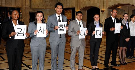 한국어 적힌 종이 들고 있는 직원들