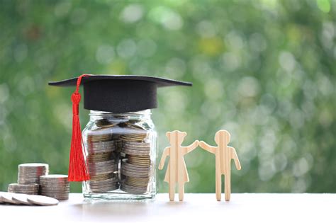 모델 가족과 자연 녹색 배경에 동전 돈의 스택 유리 병에 졸업 모자 교육 및 가족 금융 개념에 대한 돈을 절약 개념에 대한 스톡 사진 및 기타 이미지 Istock