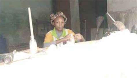 Parakou Adrienne Lima Transforme Les Plastiques Recyclées En Balai