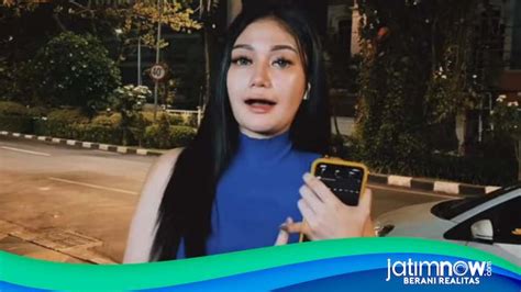 Dua Cewek Seksi Yang Mandi Sambil Naik Motor Kembali Bikin Video