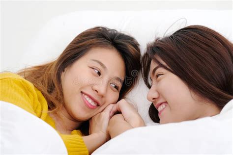 Junge Nette Lesbische Paare Asiens Unter Verwendung Des Intelligenten